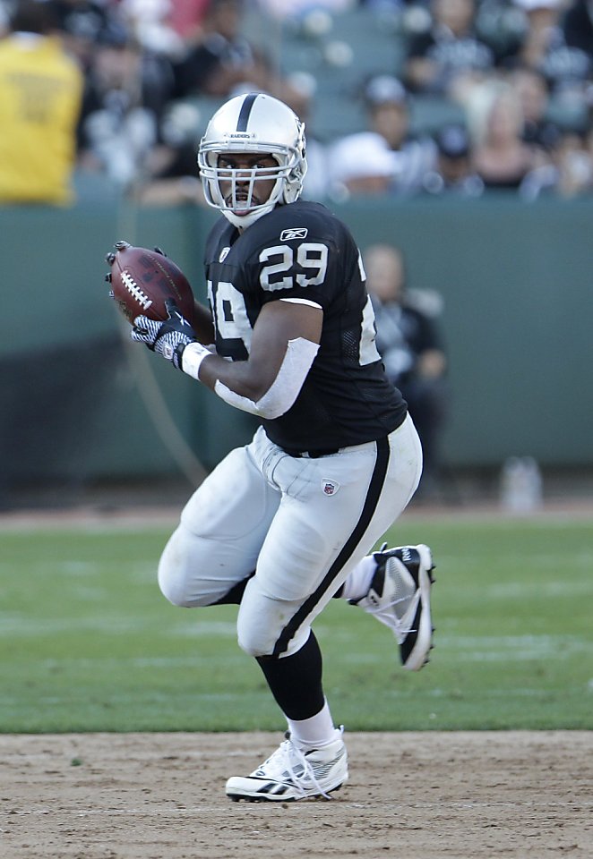 Michael Bush gives Raiders' running game a closer