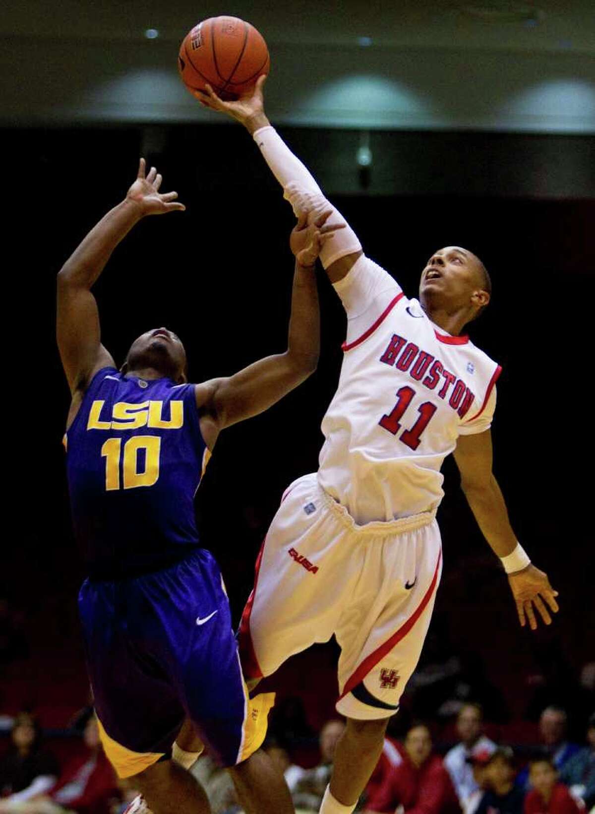 UH men fall to LSU on last-second free throws