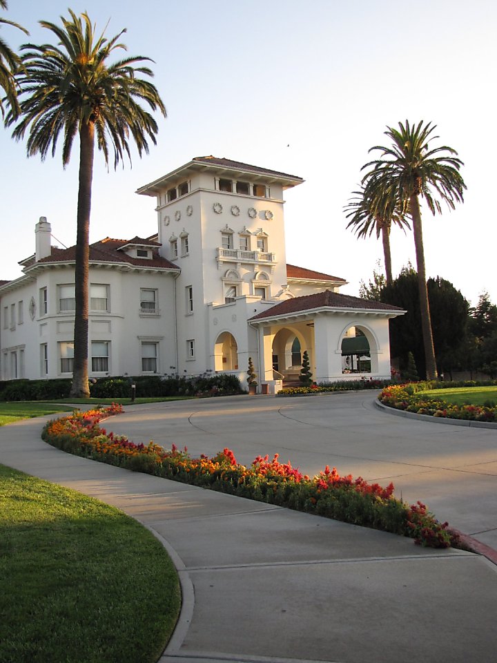 Dolce Hayes Mansion: Historic and timely, too