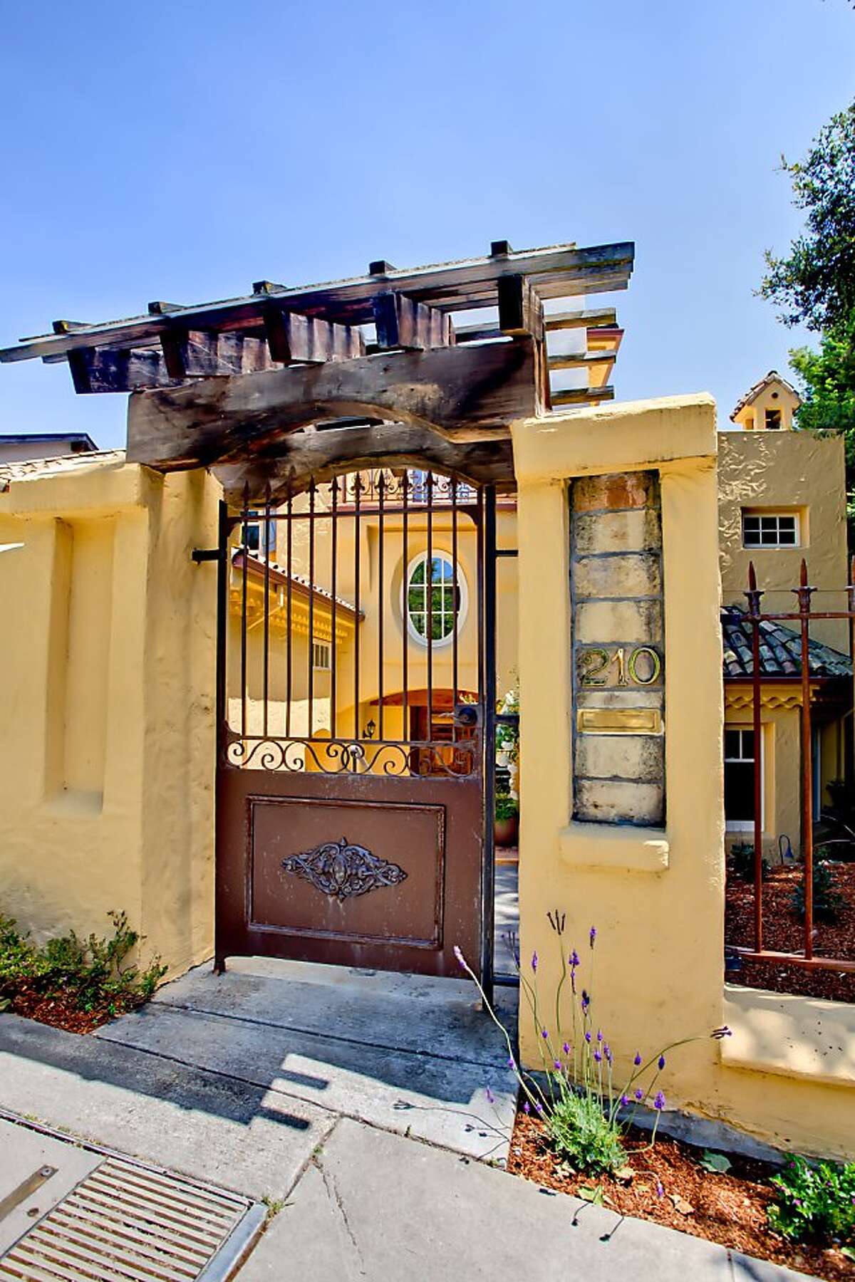 The house of friendship: a work of art and passion