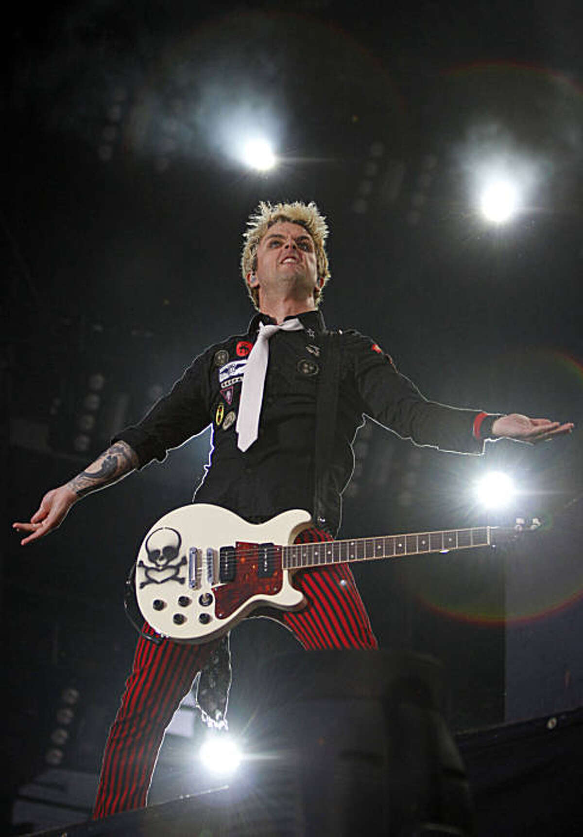 Sagging-pants Green Day singer kicked off plane