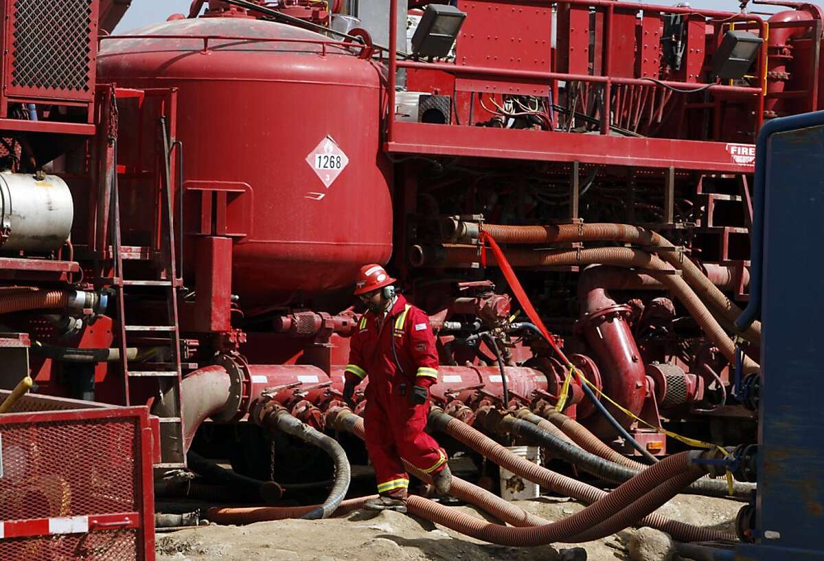 Oil boom poses environmental challenge to U.S.