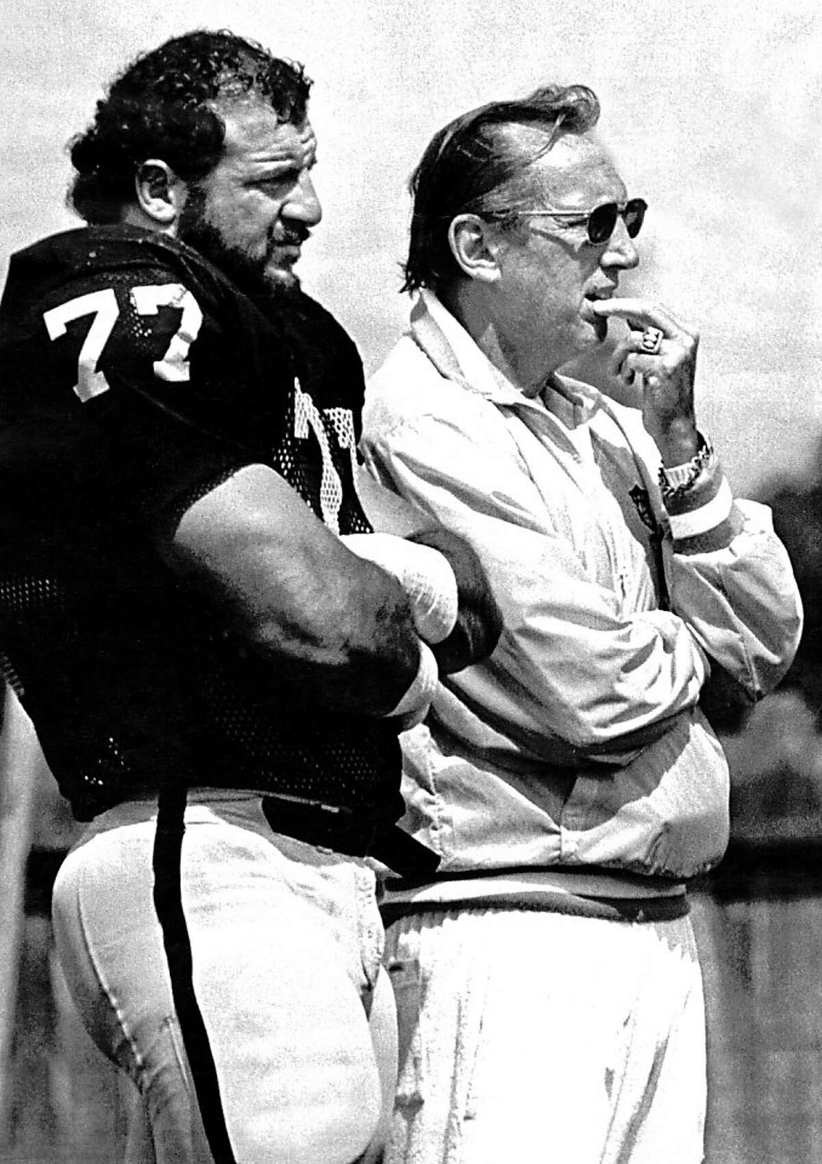 Raiders players, coaches recall Al Davis' loyalty