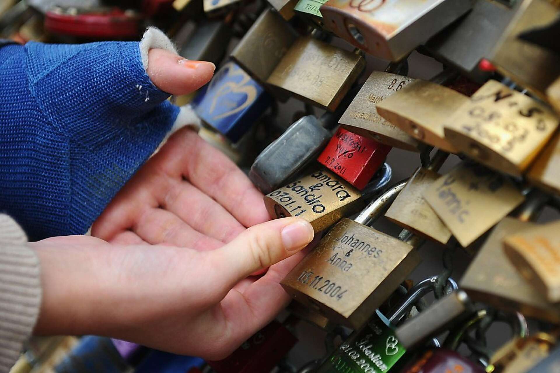 'Love locks' phenomenon hangs on in Europe