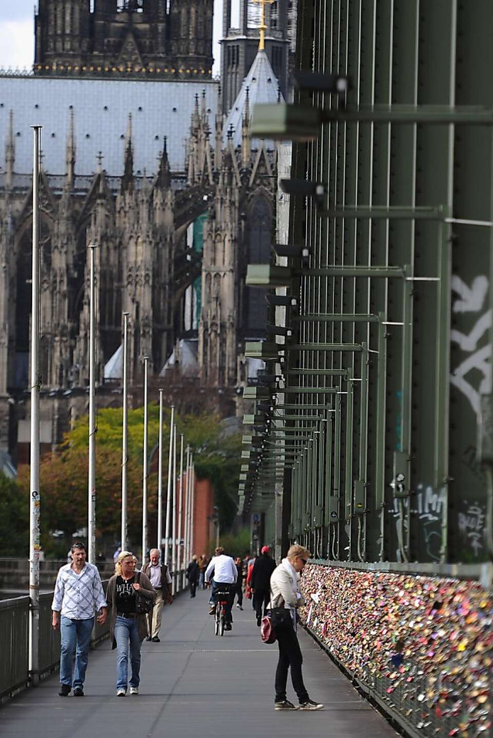 'Love locks' phenomenon hangs on in Europe