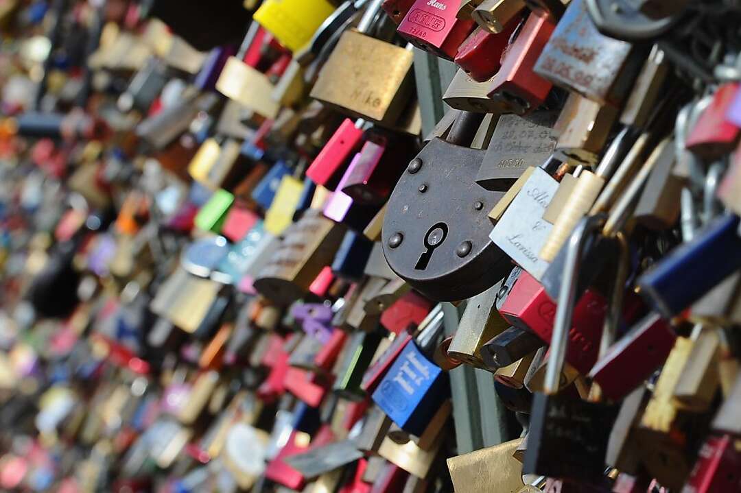 'Love locks' phenomenon hangs on in Europe