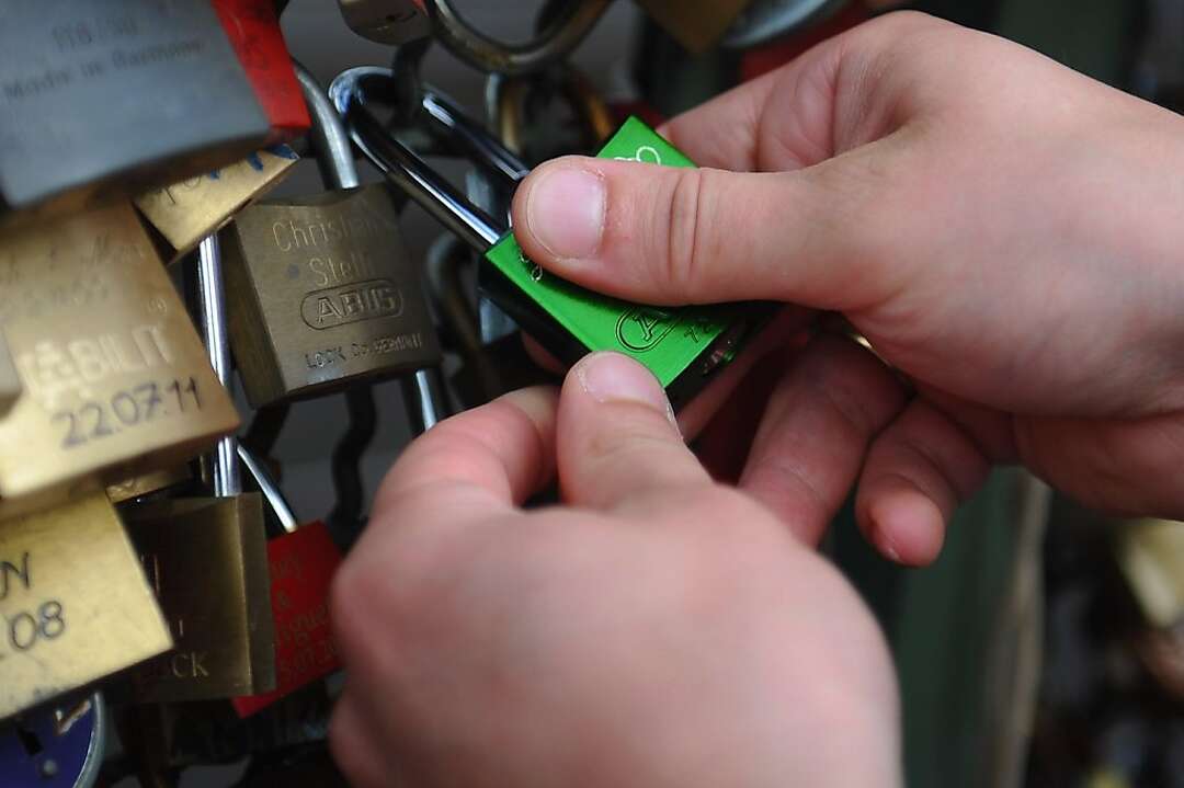 'Love locks' phenomenon hangs on in Europe