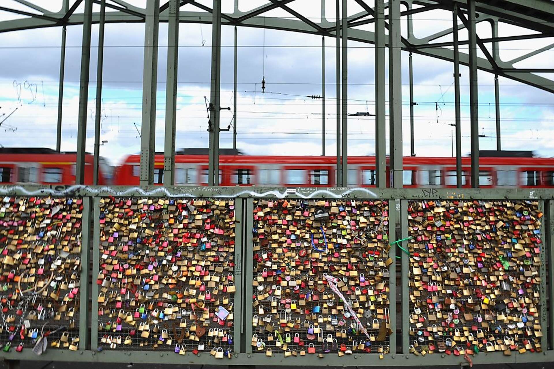 'Love locks' phenomenon hangs on in Europe