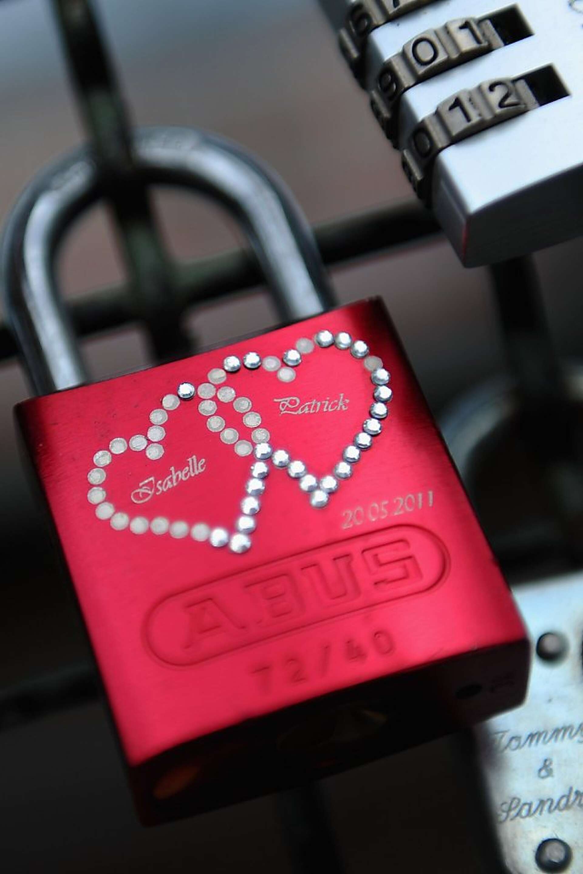 'Love locks' phenomenon hangs on in Europe