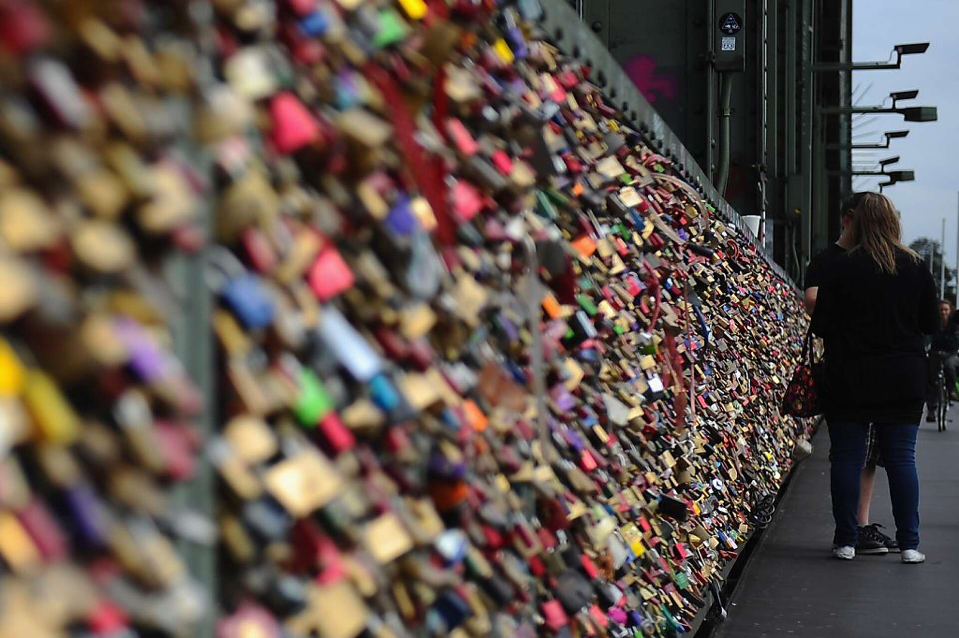 'Love locks' phenomenon hangs on in Europe
