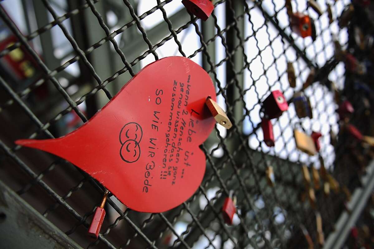 'Love locks' phenomenon hangs on in Europe