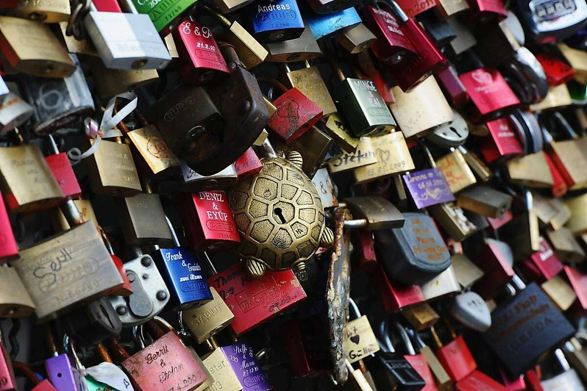 'Love locks' phenomenon hangs on in Europe