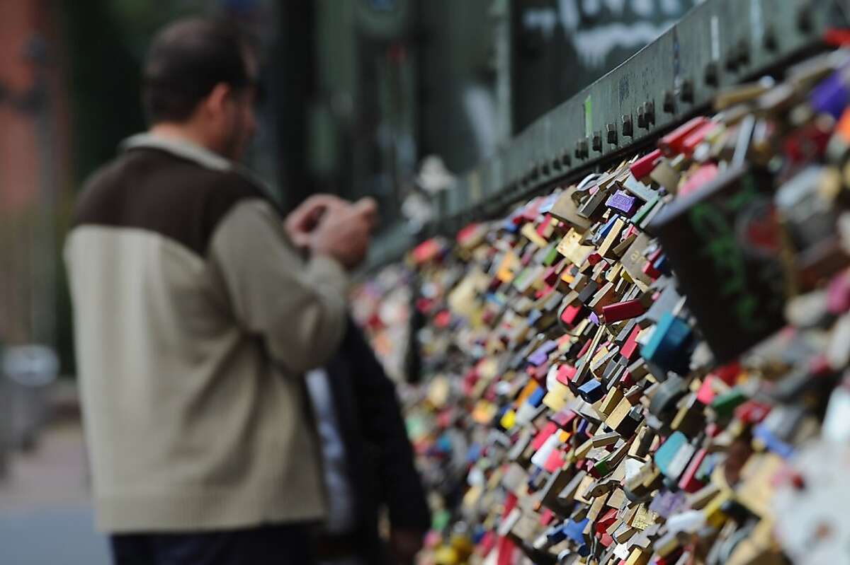 'Love locks' phenomenon hangs on in Europe
