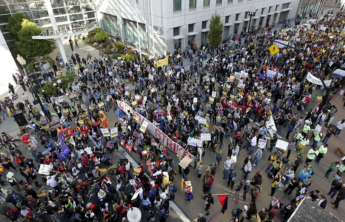 Occupy Oakland throng closes down port