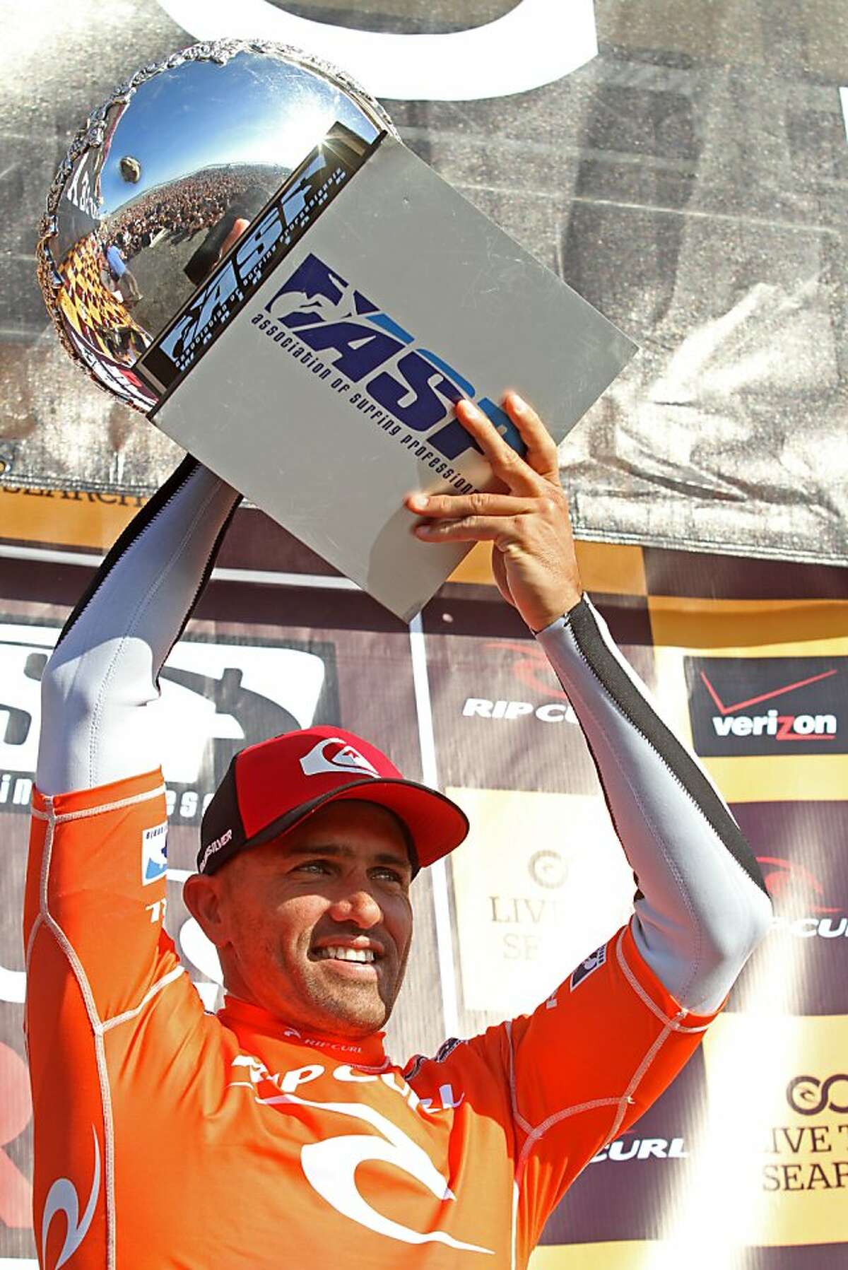 Surfing tour's blunder delays Kelly Slater's title