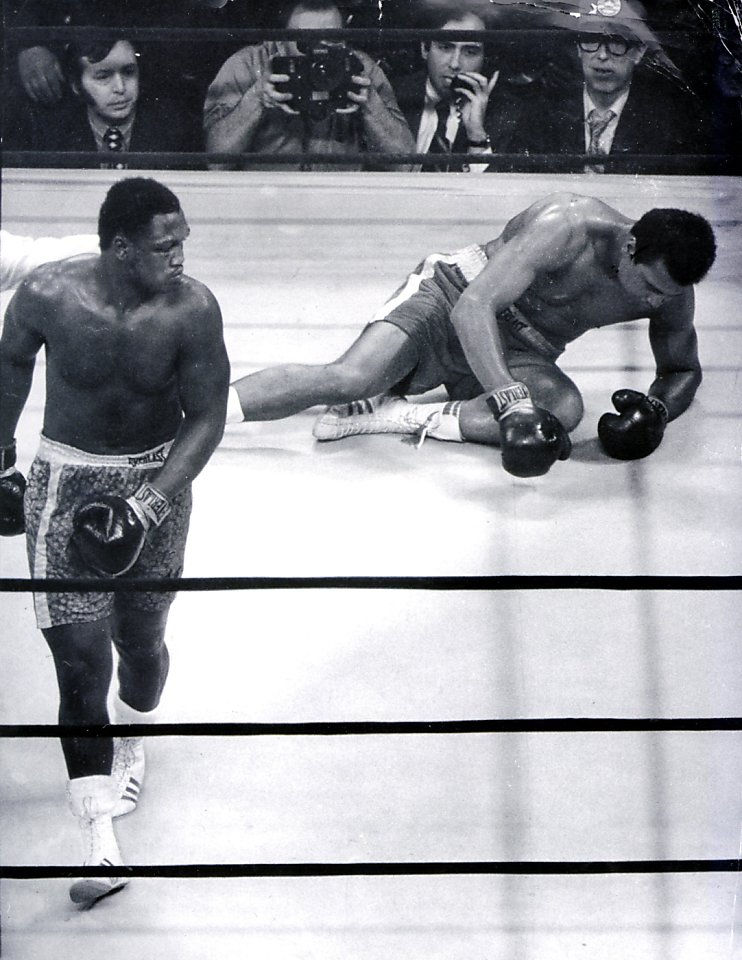 Joe Frazier dies - 1st boxer to beat Ali