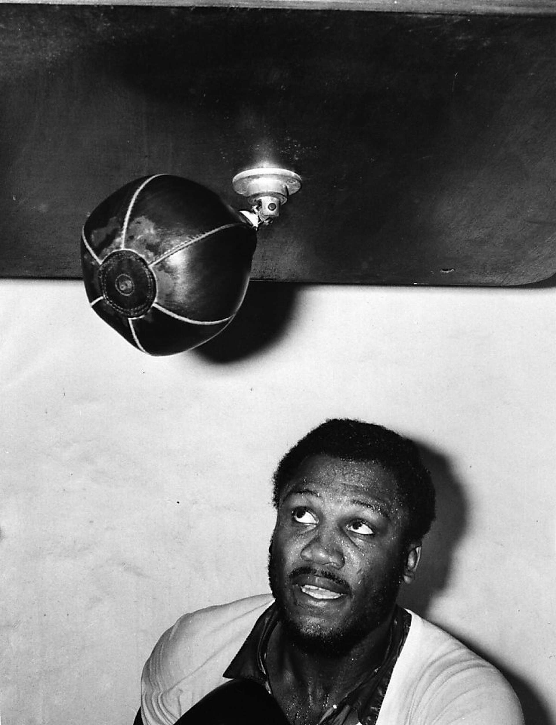 Joe Frazier dies - 1st boxer to beat Ali