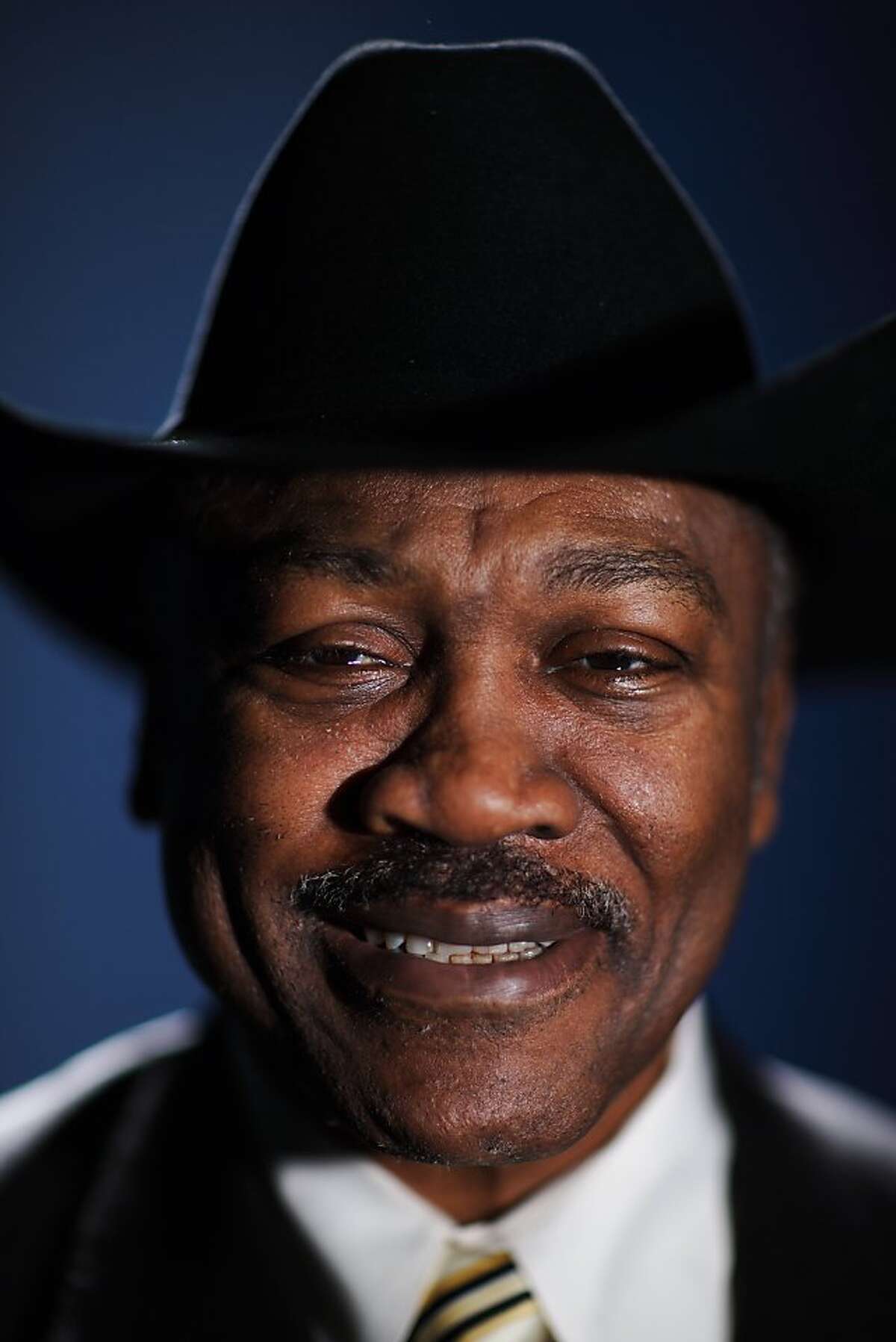 Joe Frazier dies - 1st boxer to beat Ali