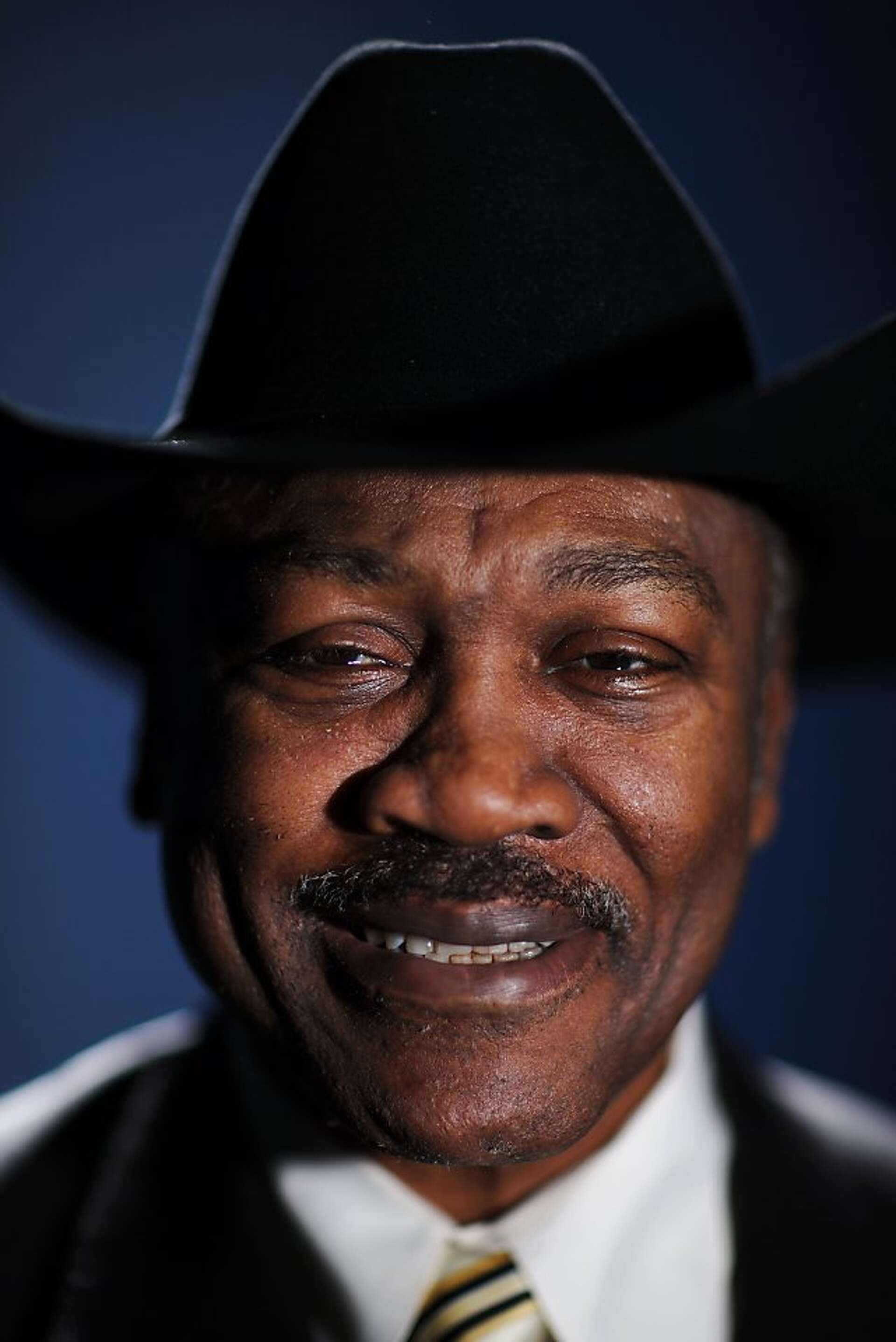 Joe Frazier dies - 1st boxer to beat Ali
