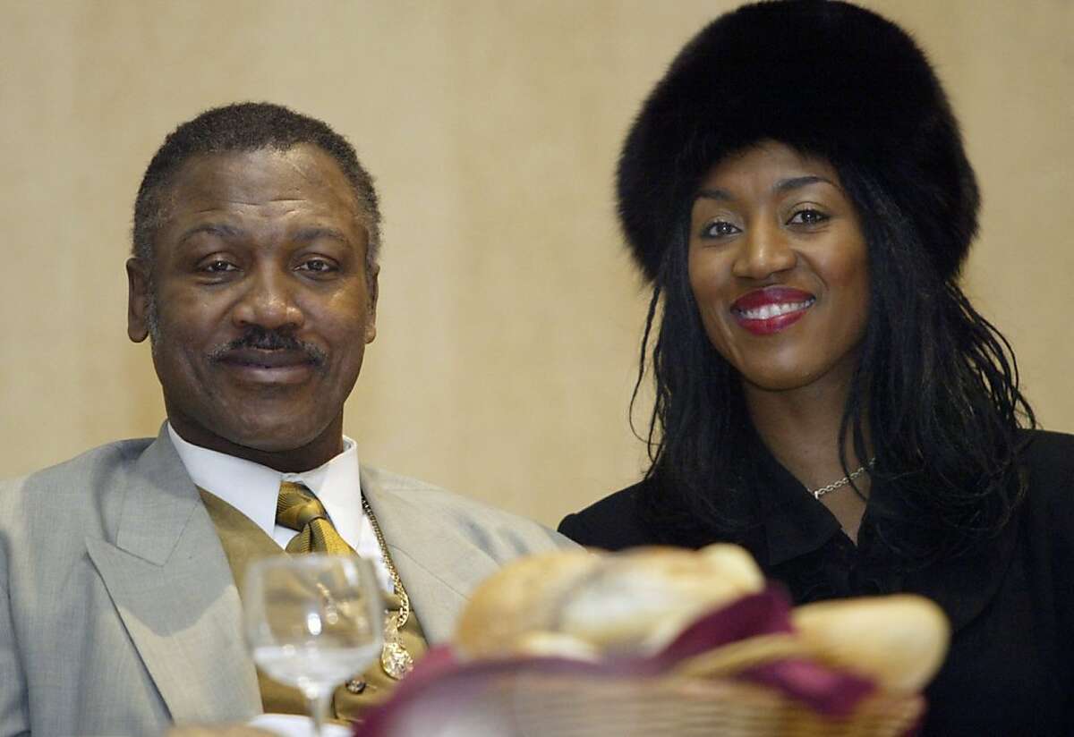 Joe Frazier dies - 1st boxer to beat Ali