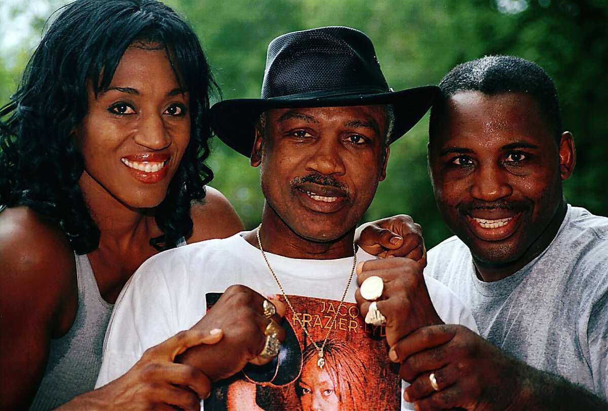 Joe Frazier dies - 1st boxer to beat Ali