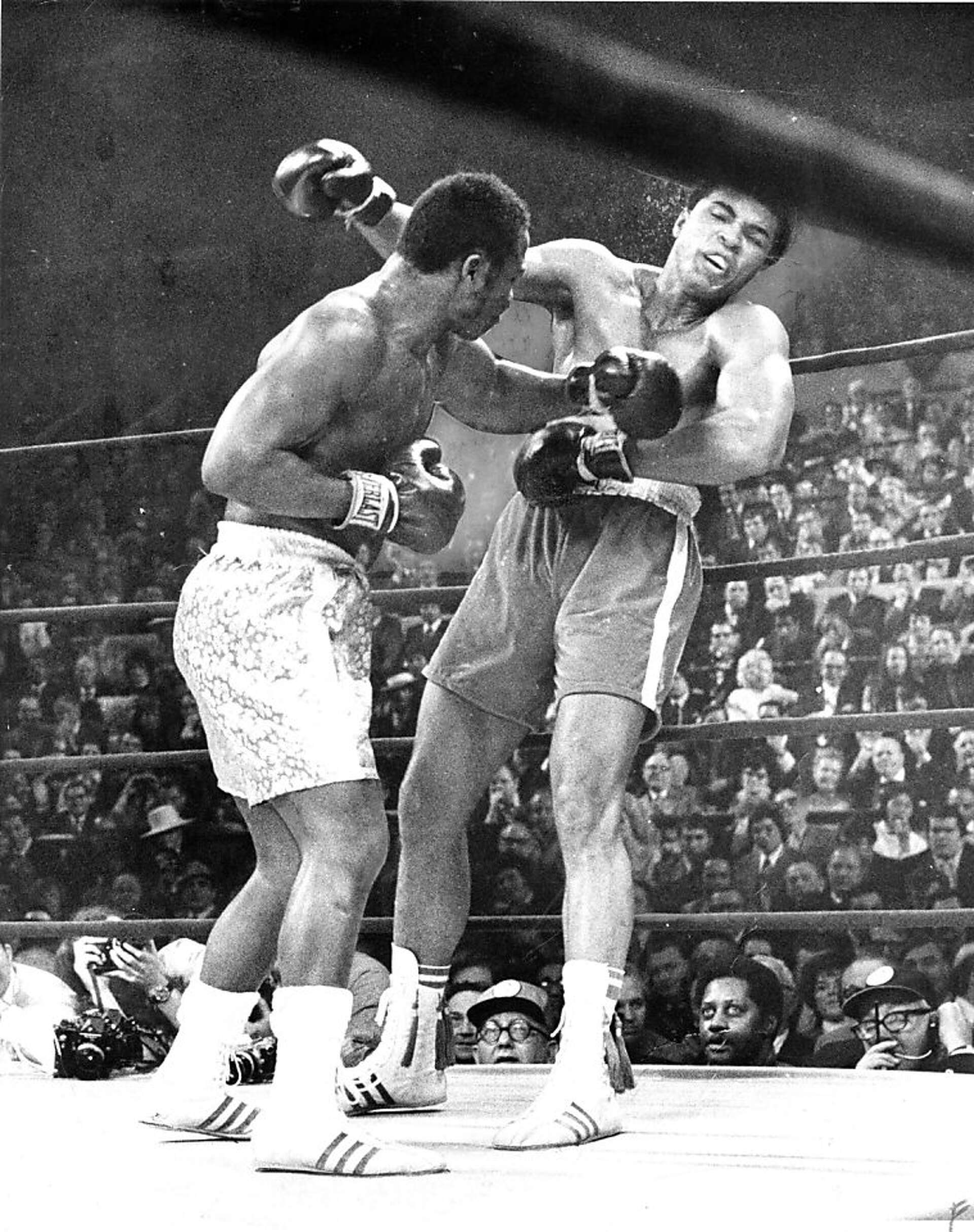 Joe Frazier dies - 1st boxer to beat Ali