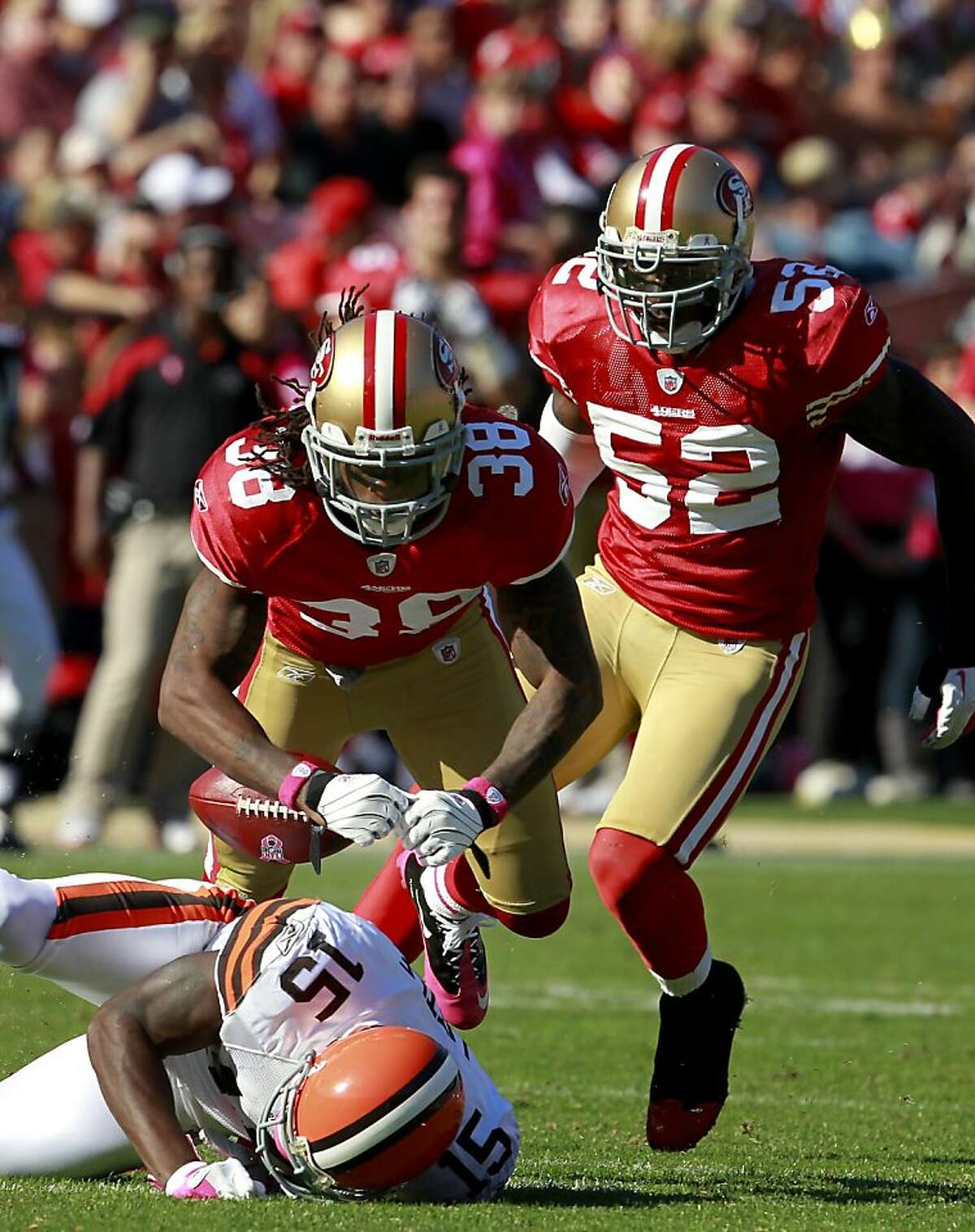 Gore runs free as 49ers handle Browns, 20-10