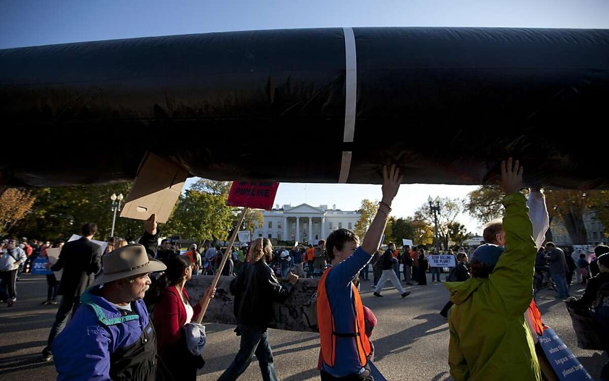 Keystone pipeline protesters surround White House