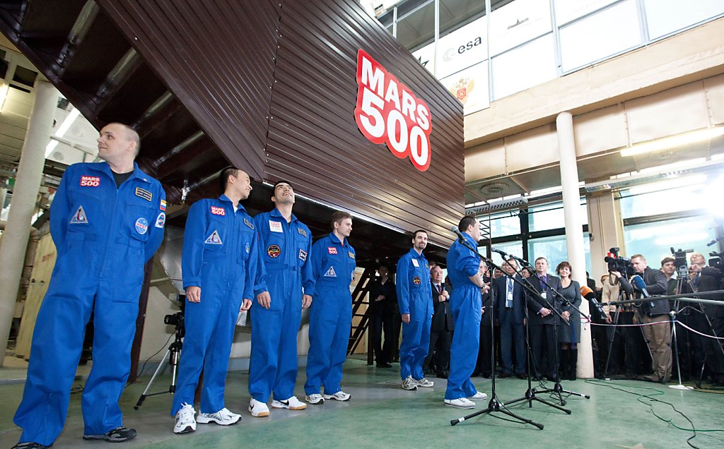 Russia: Mock Mars crew emerges from isolation