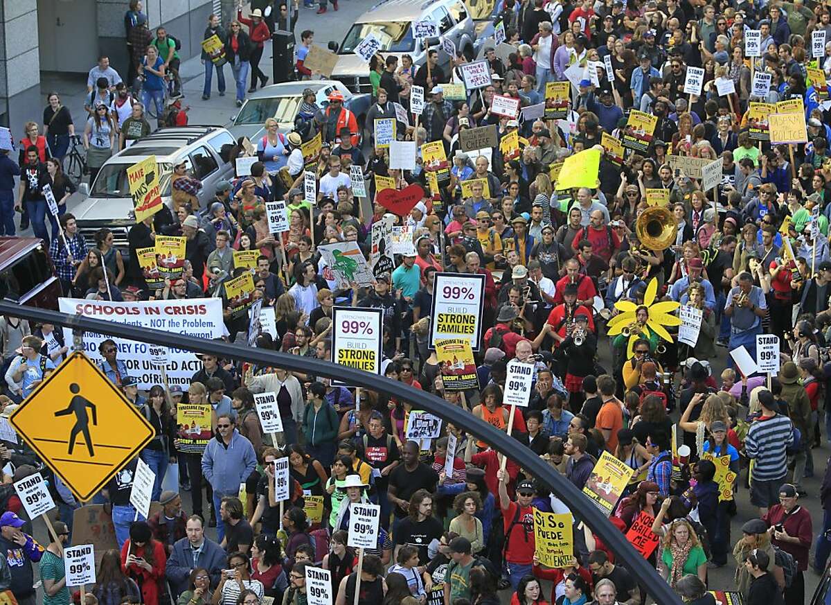 Occupy Oakland throng closes down port