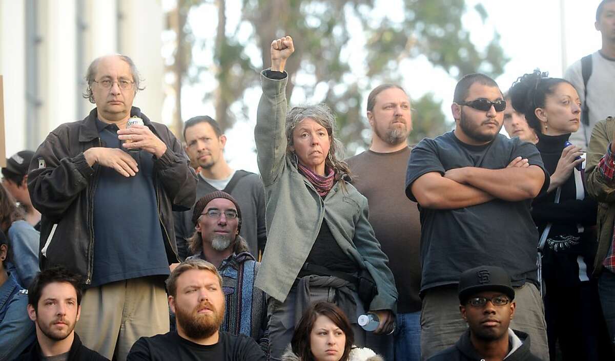 Police tear gas Occupy Oakland protesters