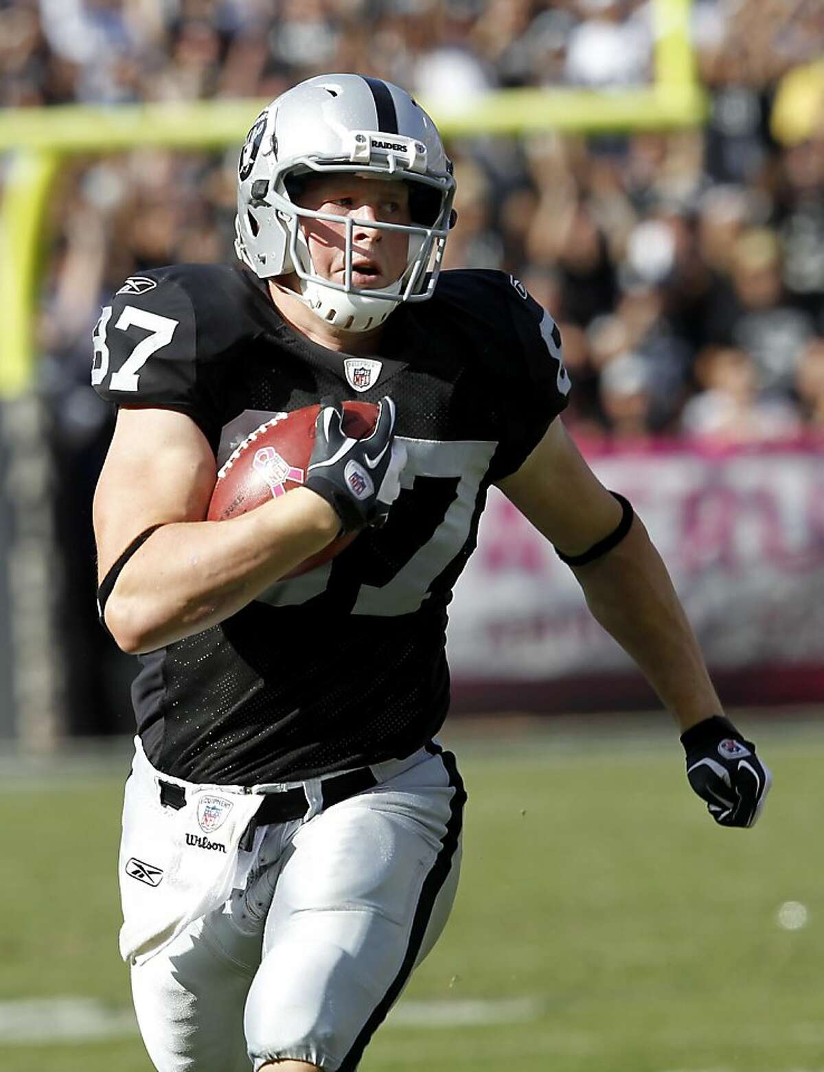 Raiders beat Browns on day of Al Davis tributes