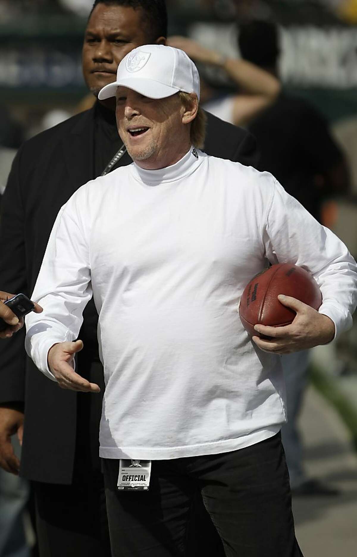 Raiders beat Browns on day of Al Davis tributes