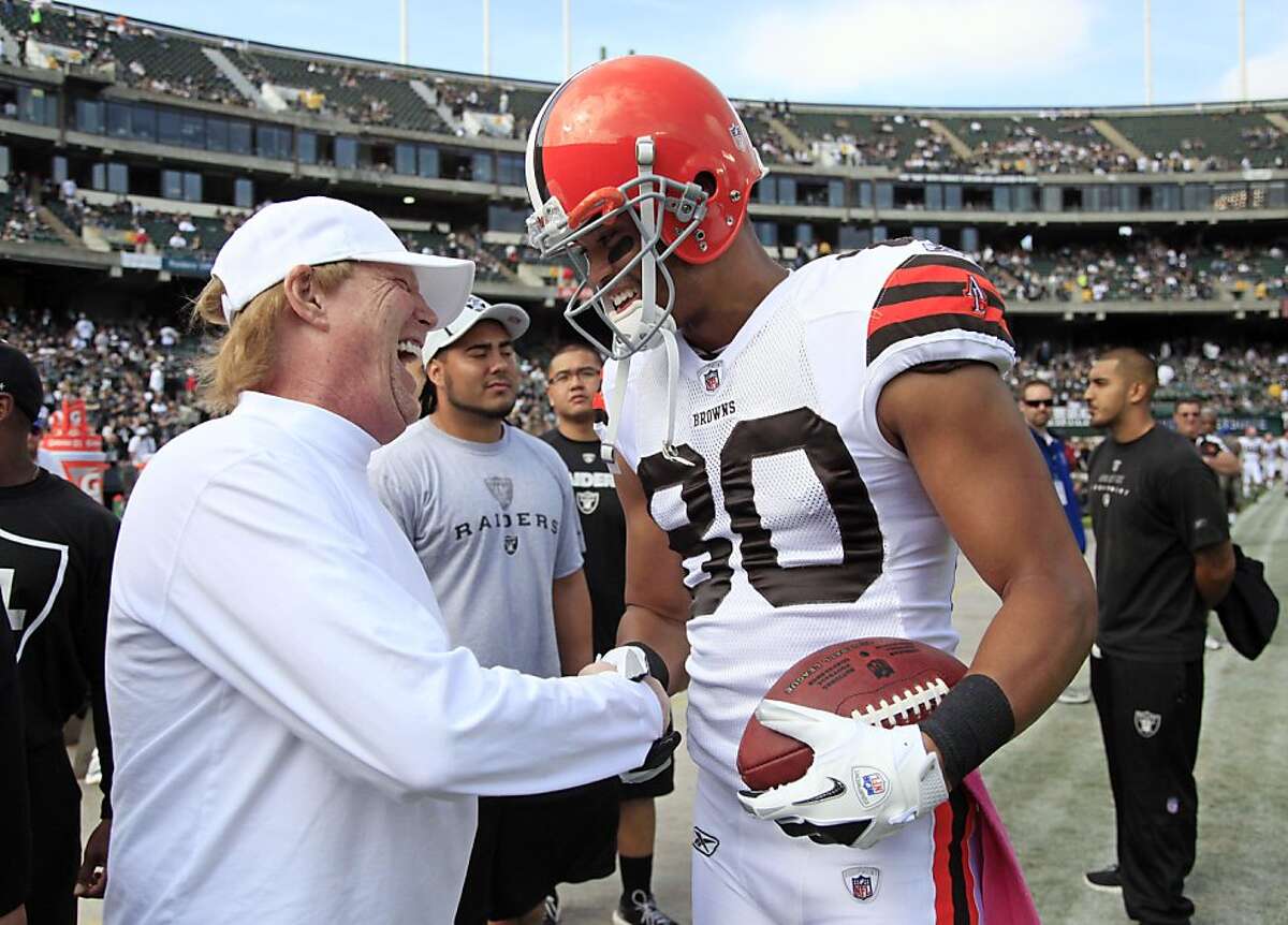Raiders beat Browns on day of Al Davis tributes