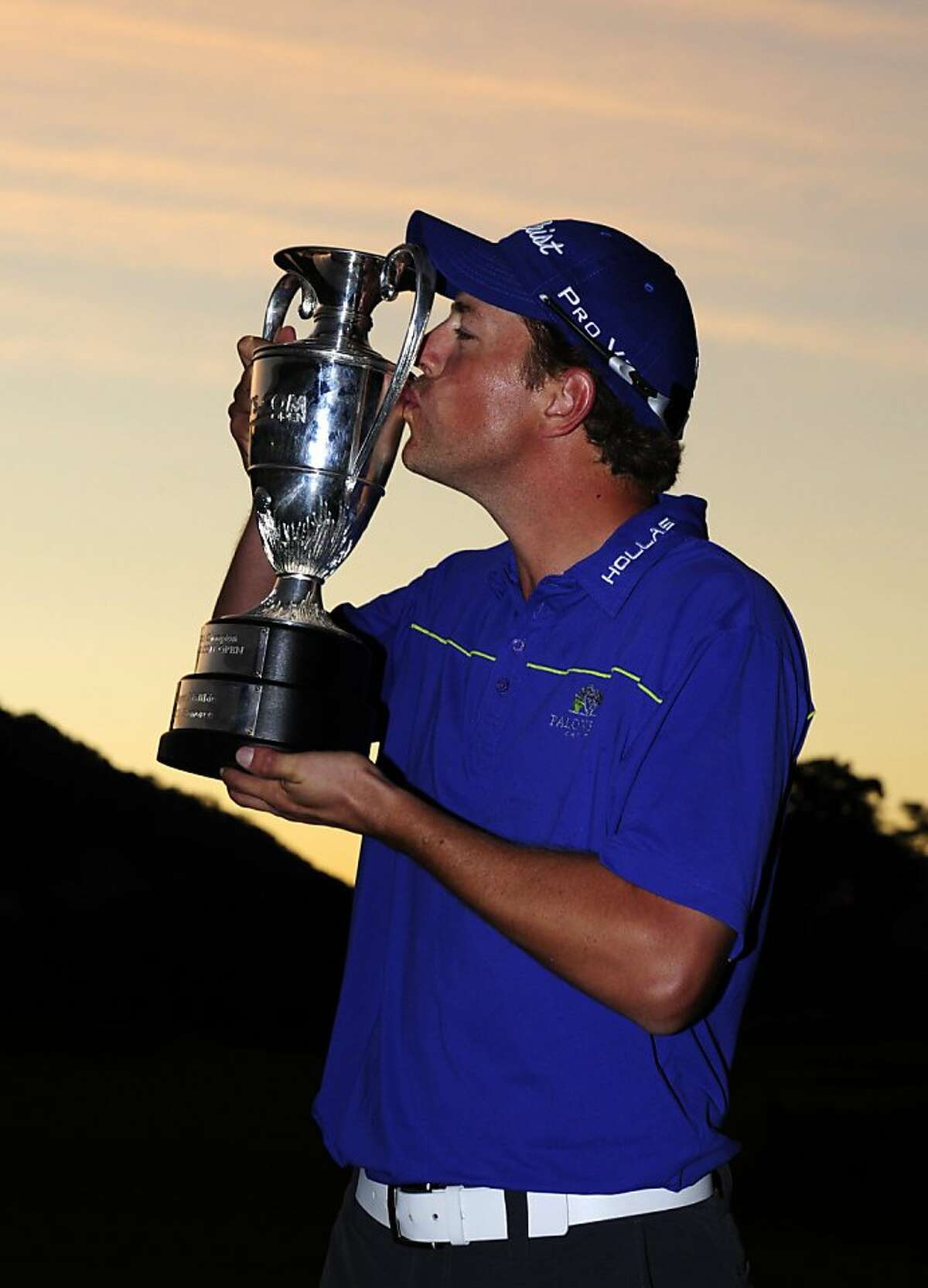 Tiger Woods shows improvement at Frys.com Open