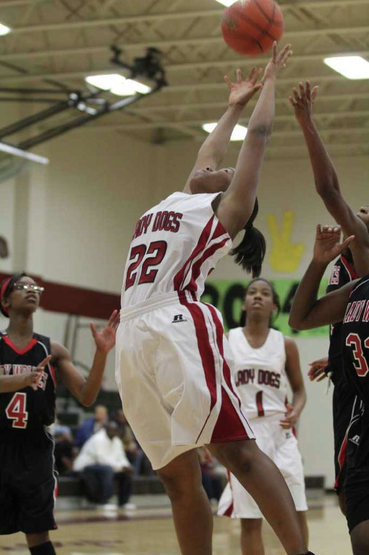 Lewis leads Jasper past San Augustine