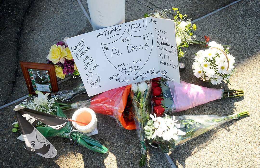 Oakland Raiders' owner Al Davis dies at 82