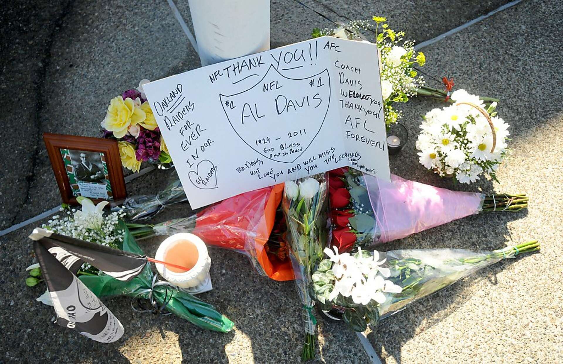 Oakland Raiders' owner Al Davis dies at 82