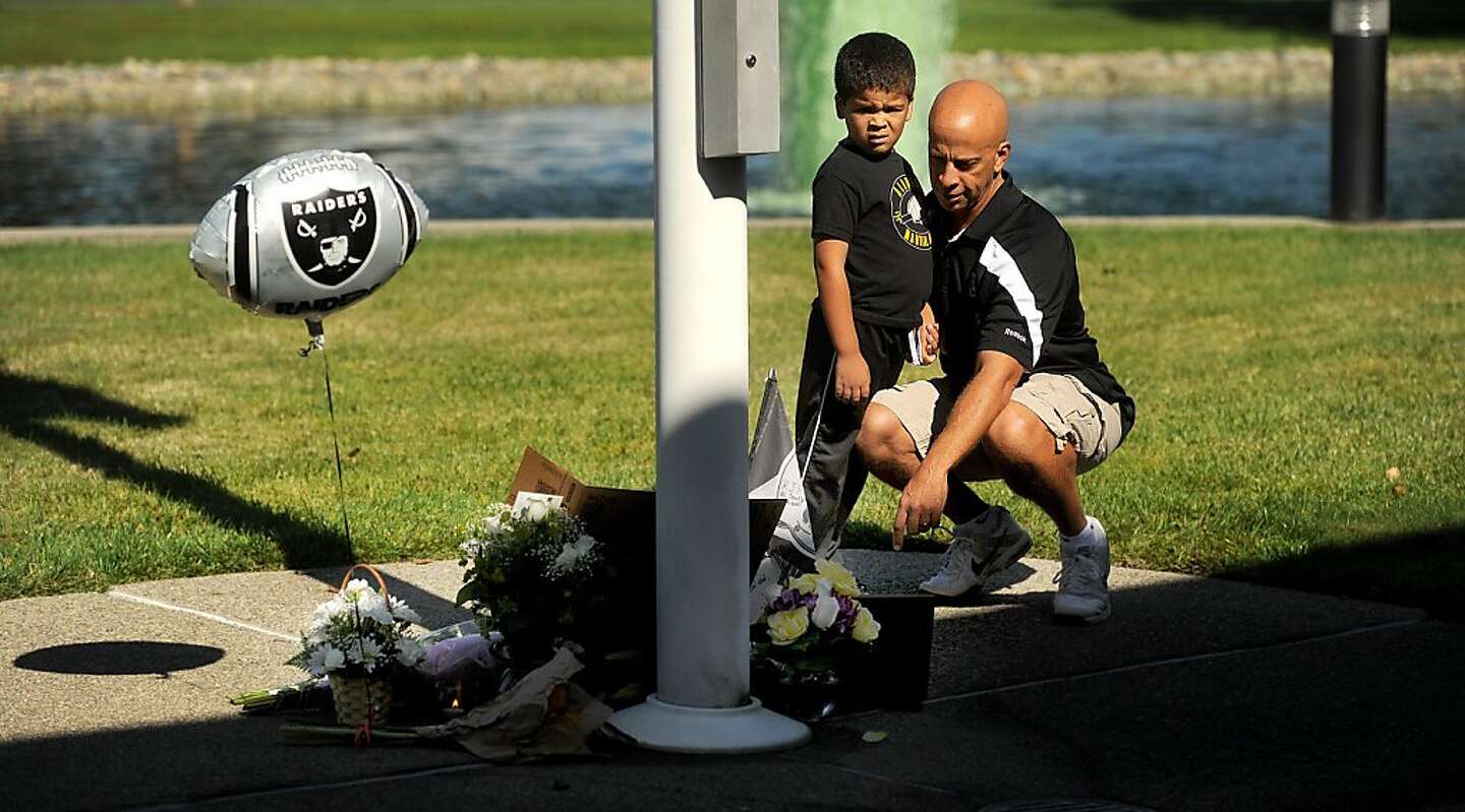 Oakland Raiders' owner Al Davis dies at 82