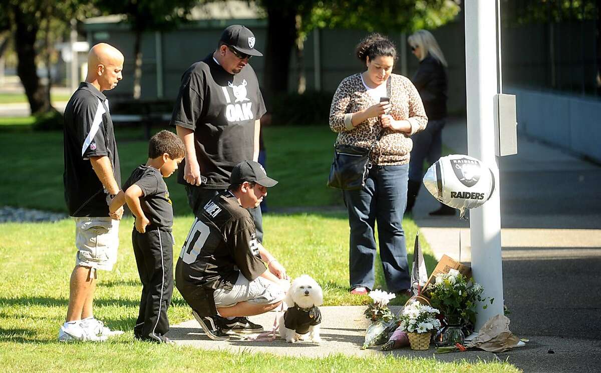 Oakland Raiders' owner Al Davis dies at 82