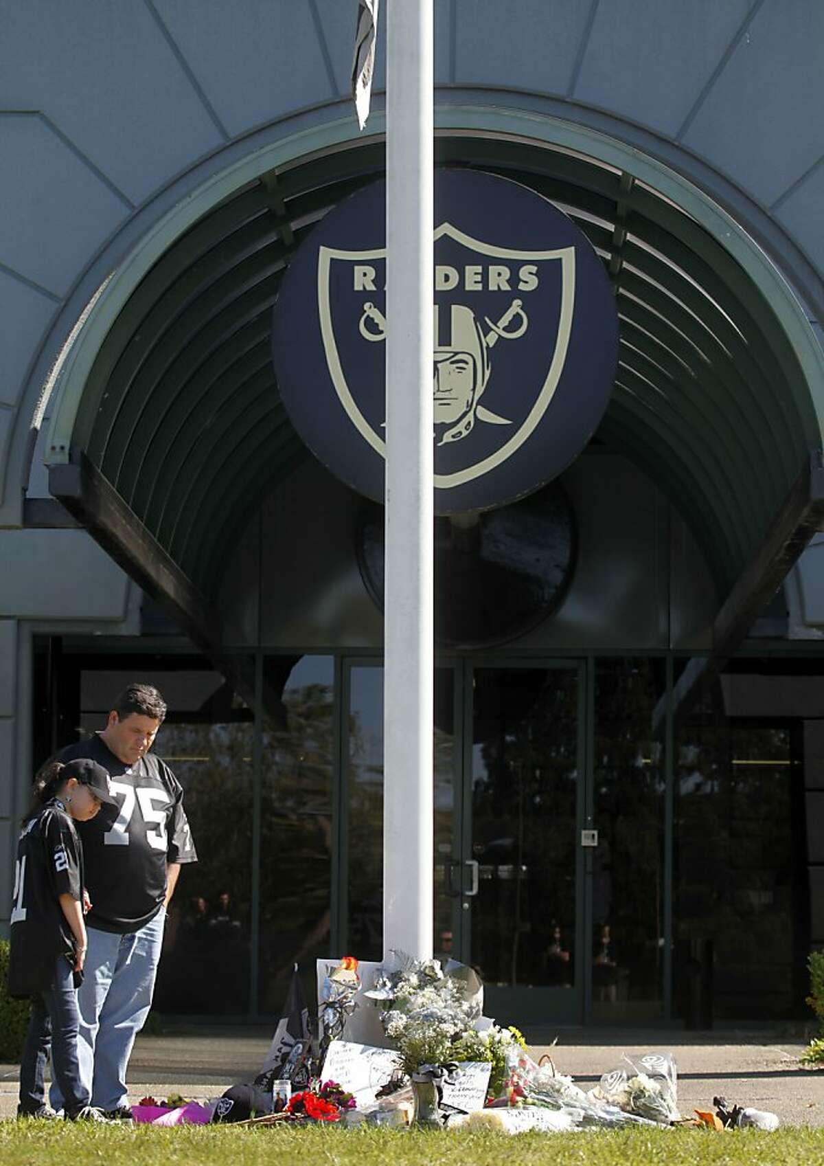 Oakland Raiders' owner Al Davis dies at 82