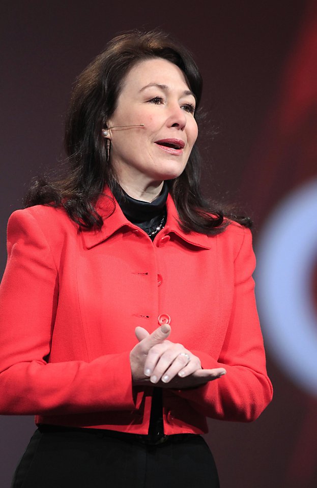 Oracle embraces cloud, pulls back on acquisitions