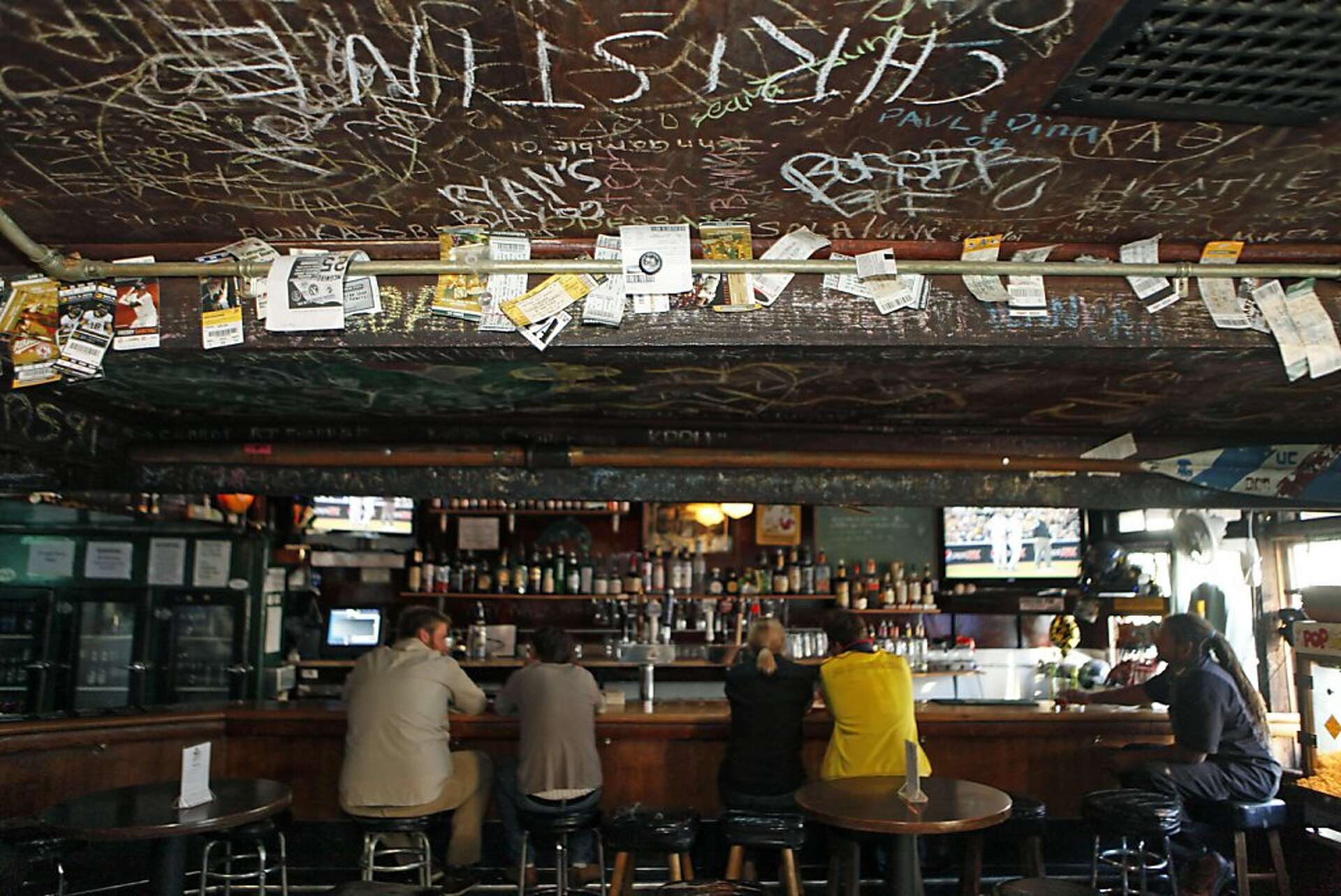 Landmark status sought for Oakland's Kingfish pub