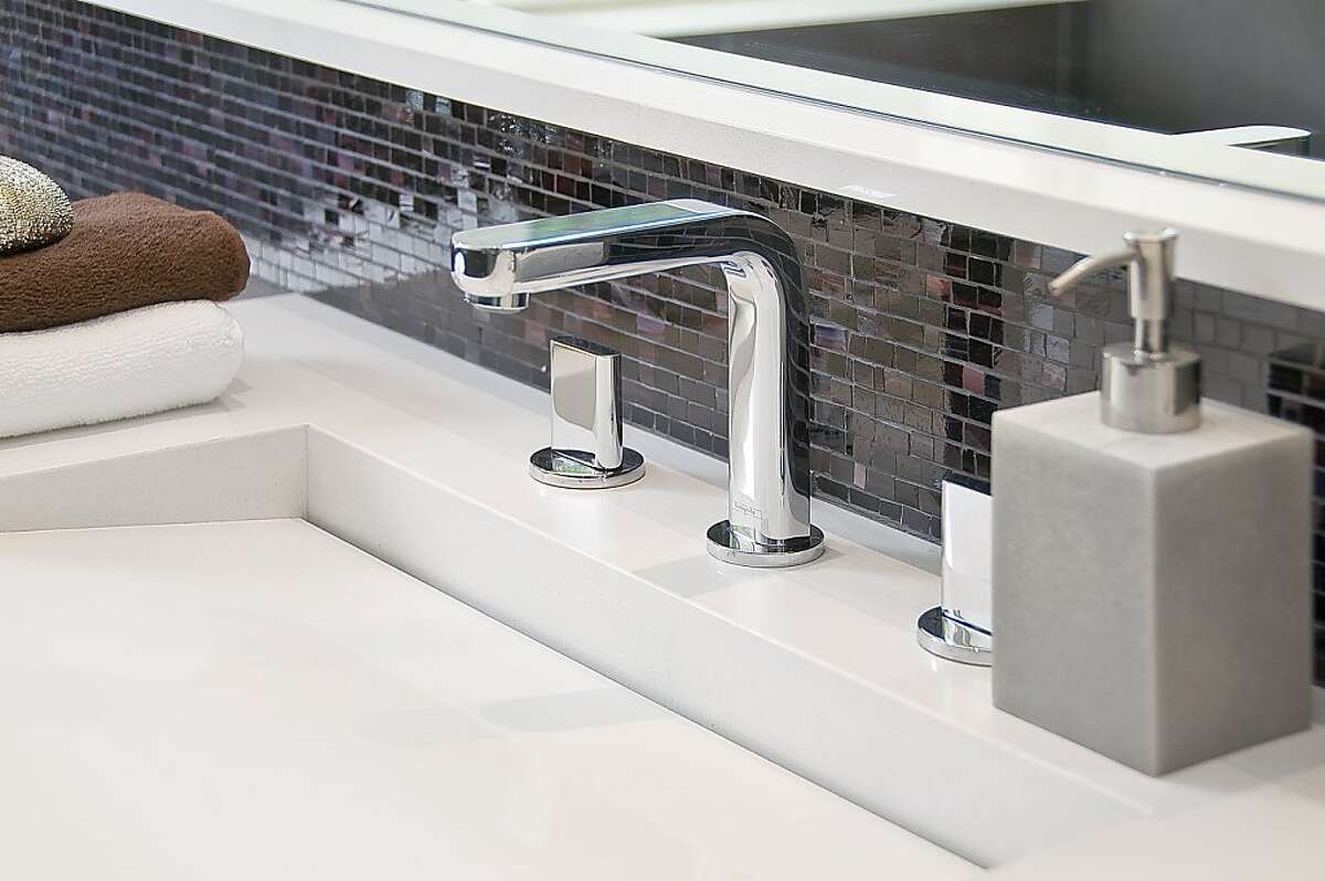 Clarendon Heights homes offer spectacular vistas