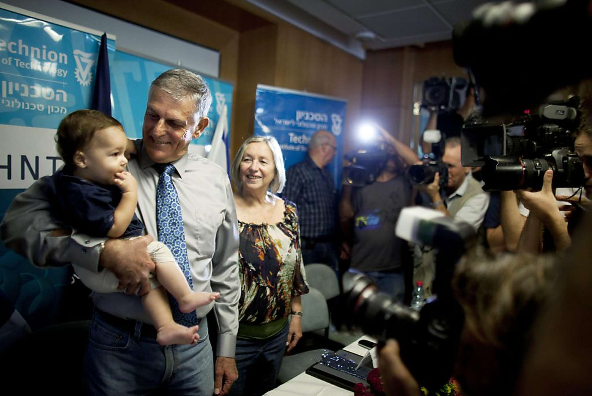 Dan Shechtman wins Nobel Prize in chemistry