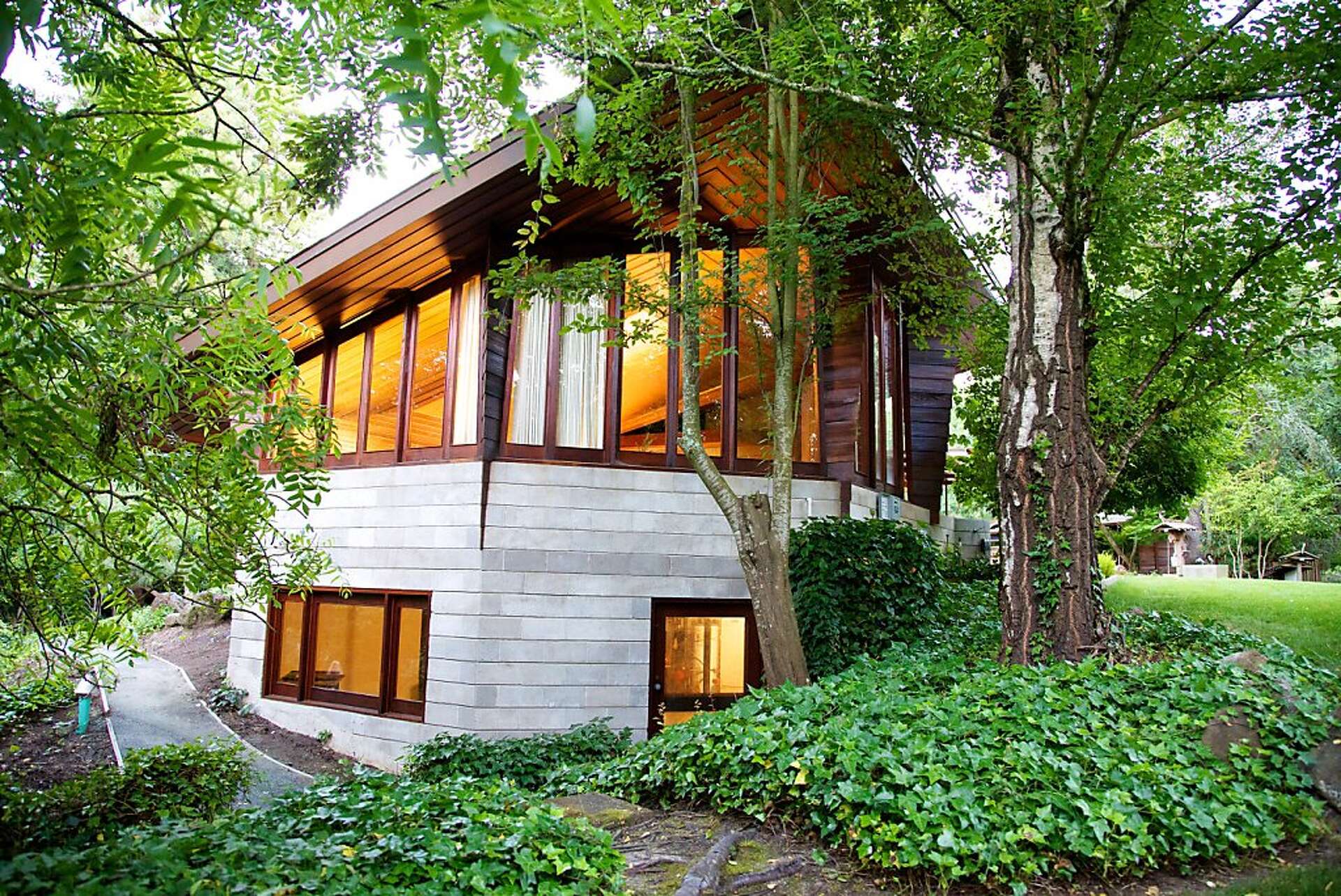 Historical masterpiece offers Usonian utility