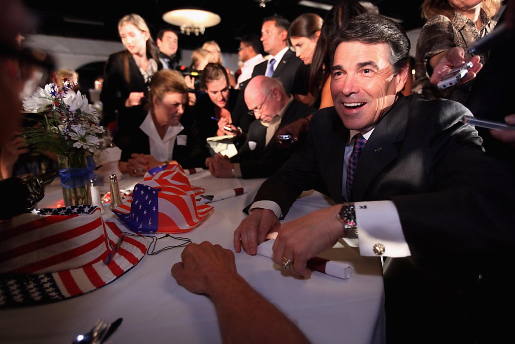 Rick Perry stumps in Bachmann's Iowa hometown