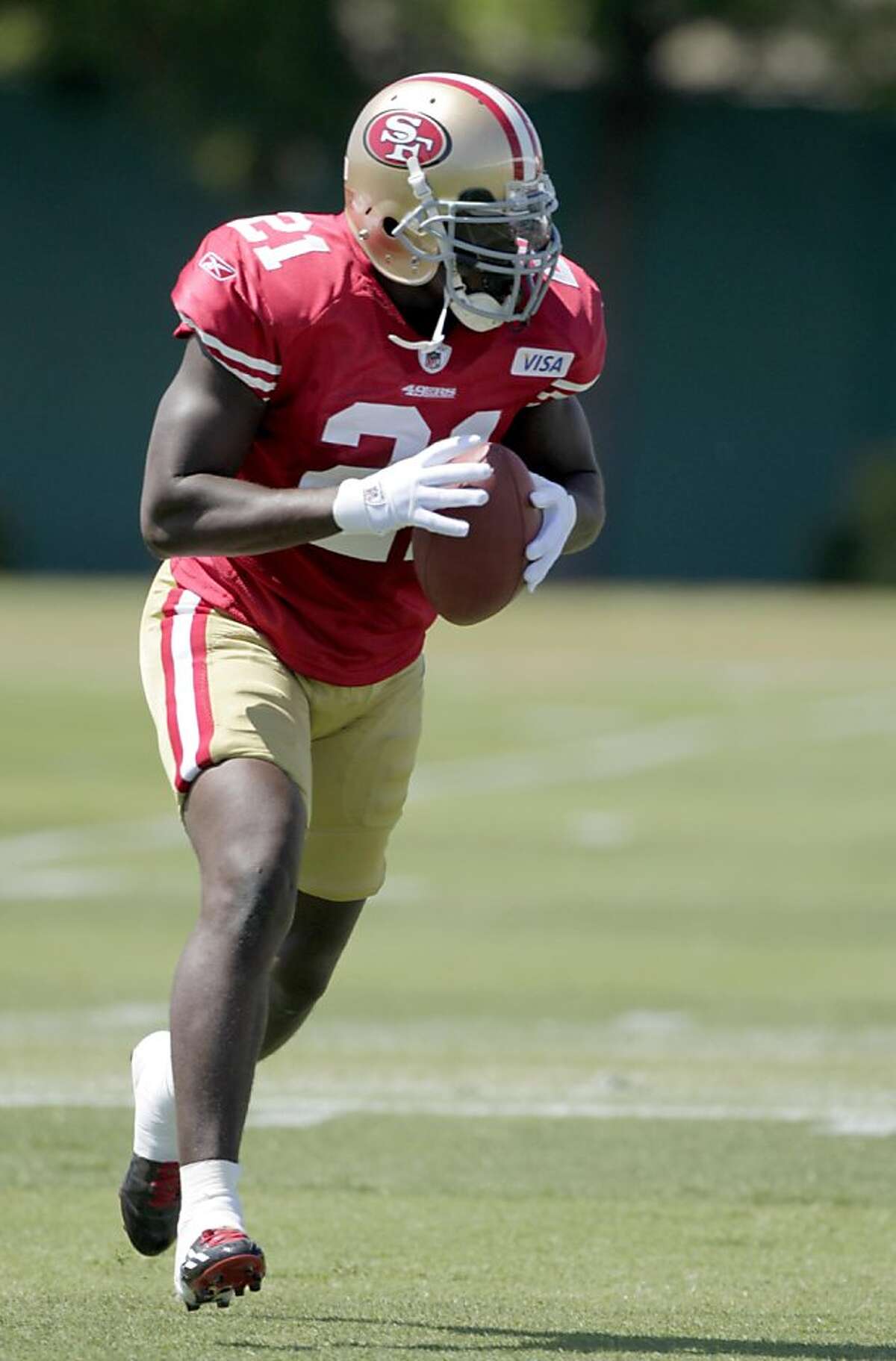 49ers' Frank Gore returns healthy and happy
