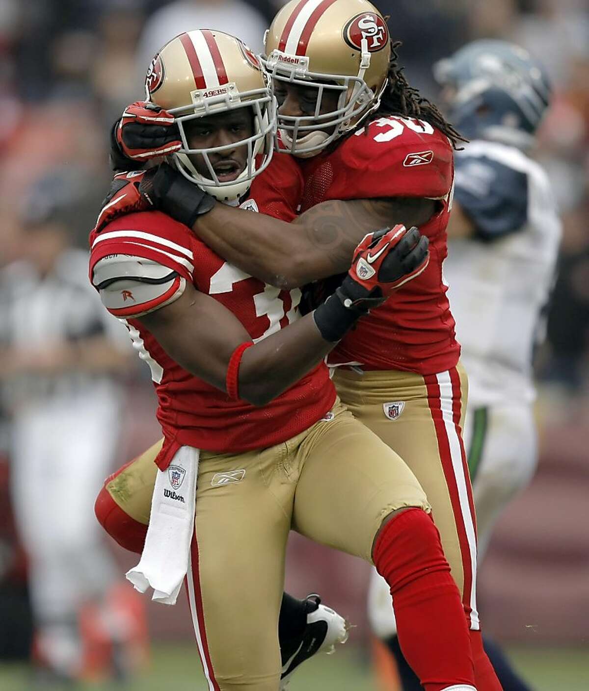 49ers rout Seahawks 40-21, stay alive in NFC West