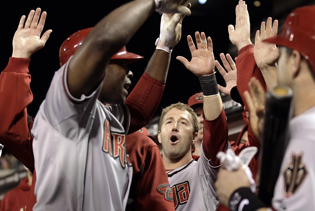 Diamondbacks beat Giants 6-1, tie for first place